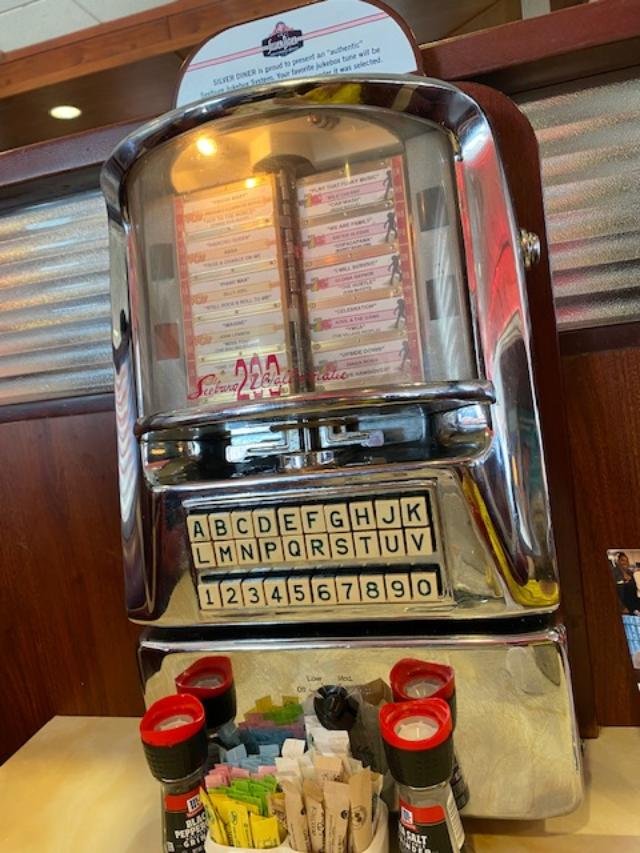 Solve Juke box jigsaw puzzle online with 20 pieces