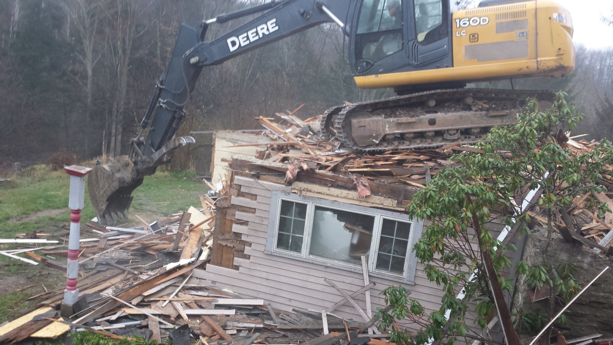 Solve Excavator on top of kitchen jigsaw puzzle online with 84 pieces