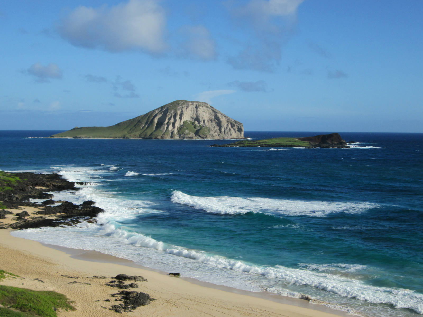 Solve Oahu jigsaw puzzle online with 266 pieces