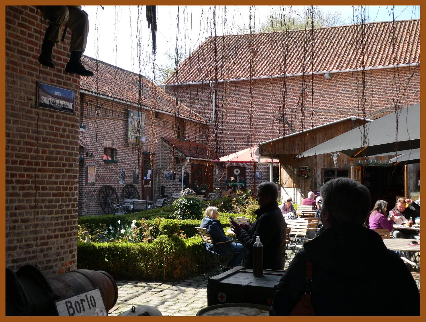 Solve Het Pachthof, Borlo, België jigsaw puzzle online with 48 pieces