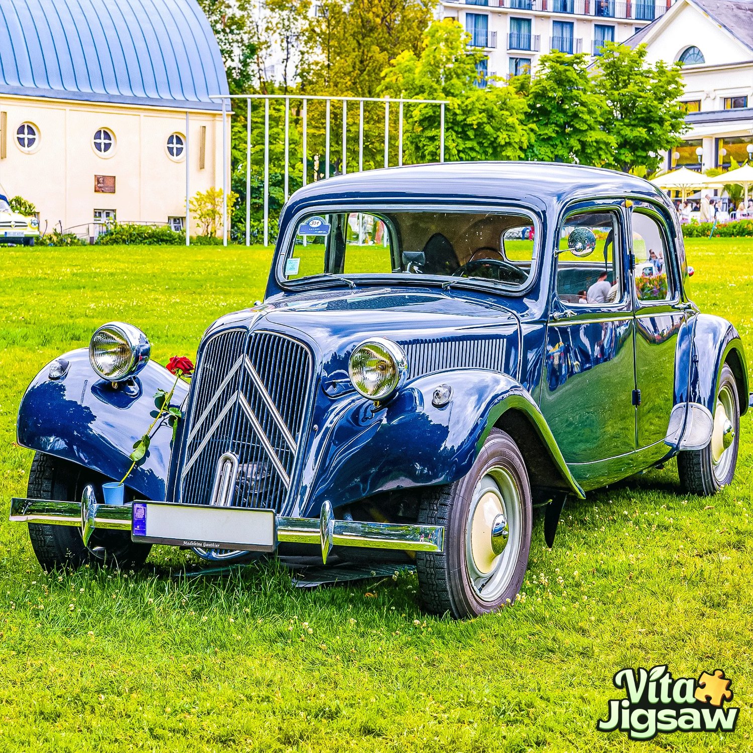 Solve Classy Classic . . . . . jigsaw puzzle online with 64 pieces