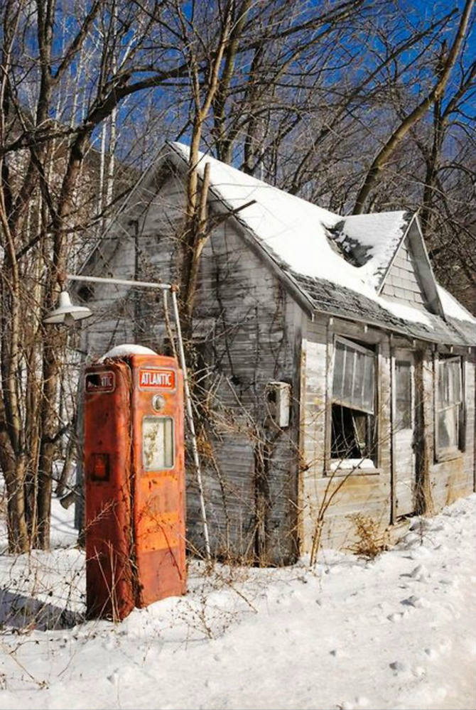 Solve Vintage Gas Station jigsaw puzzle online with 70 pieces