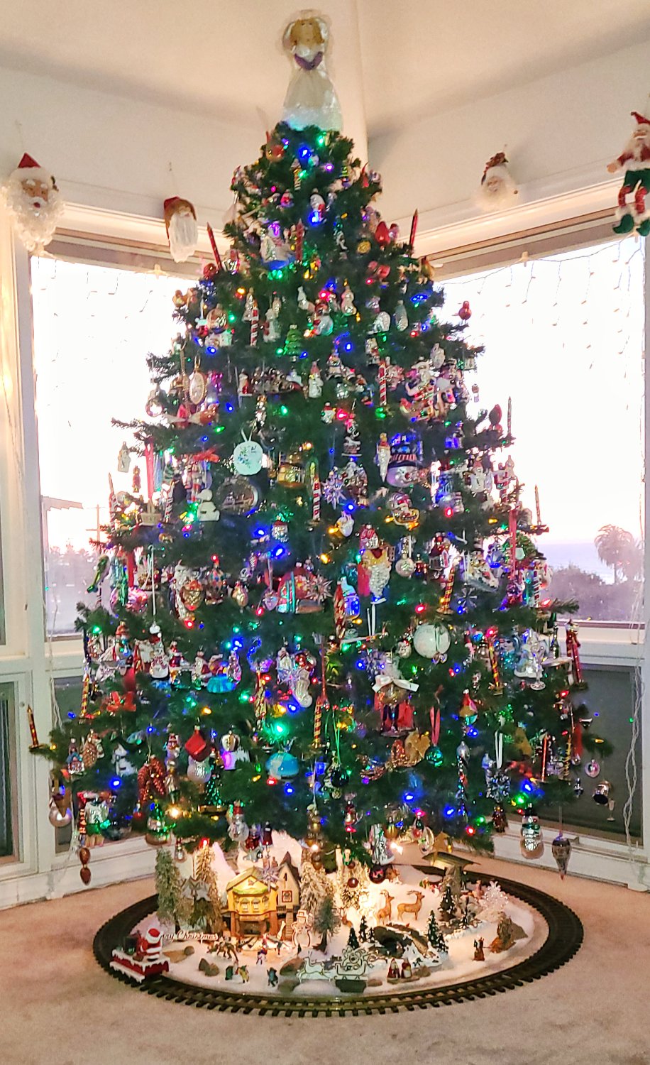 Solve This Year's Christmas Tree jigsaw puzzle online with 40 pieces