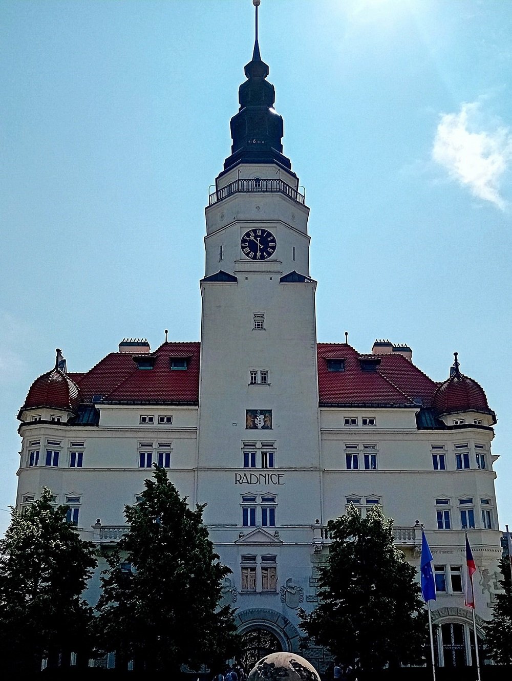 Solve Opava - budova radnice jigsaw puzzle online with 63 pieces