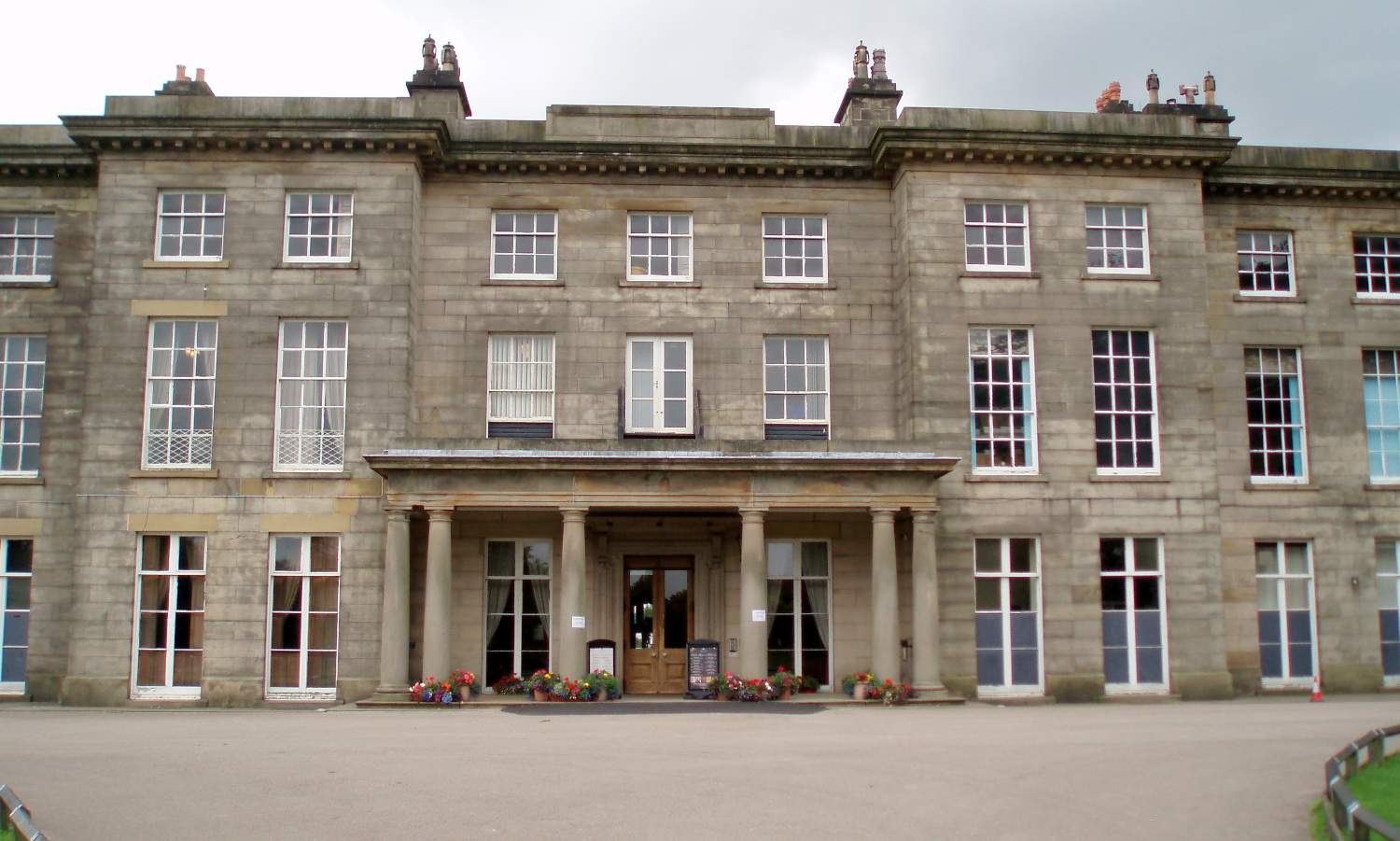 Solve Haigh Hall (2) jigsaw puzzle online with 40 pieces