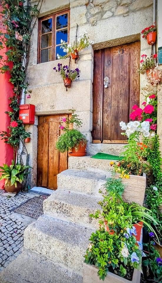 Solve Pretty Steps jigsaw puzzle online with 104 pieces