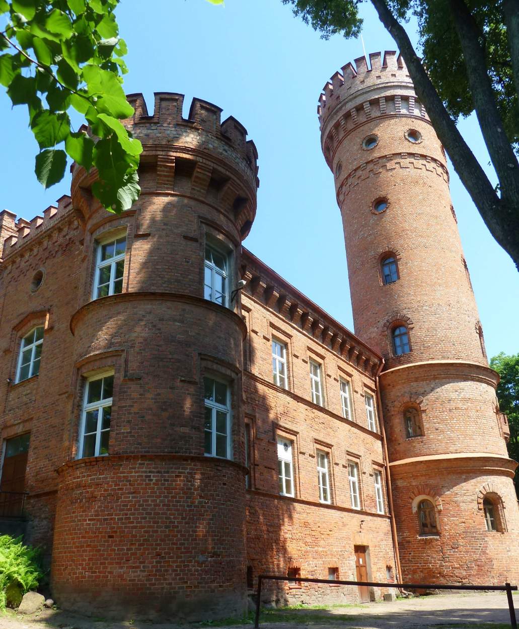 Solve Raudone castle, Lithuania jigsaw puzzle online with 80 pieces