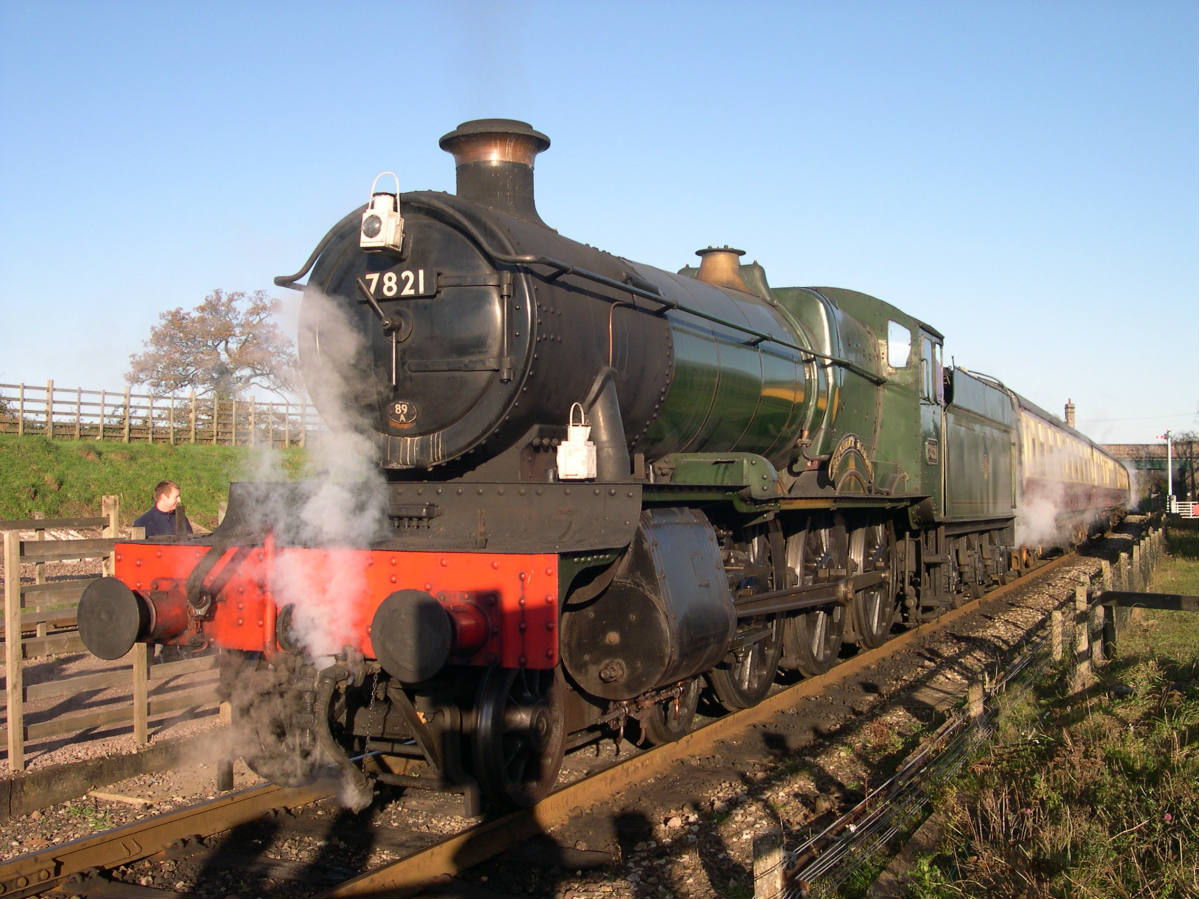 Solve Ditcheat Manor jigsaw puzzle online with 108 pieces