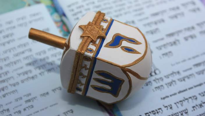 Solve dreidel- jigsaw puzzle online with 28 pieces