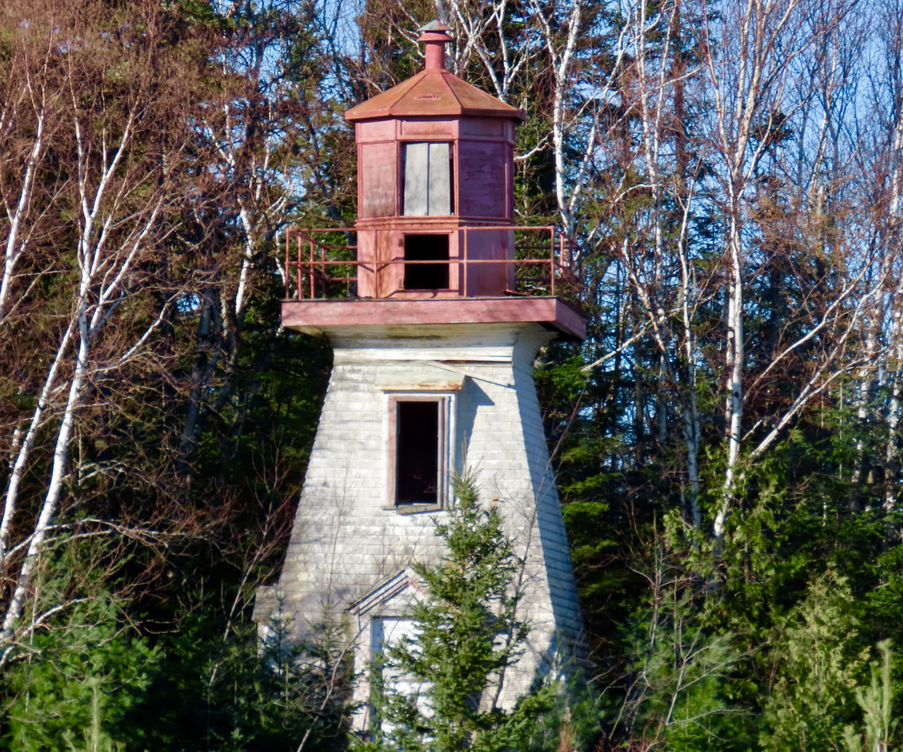 Solve Coppermine Point Lighthouse jigsaw puzzle online with 99 pieces