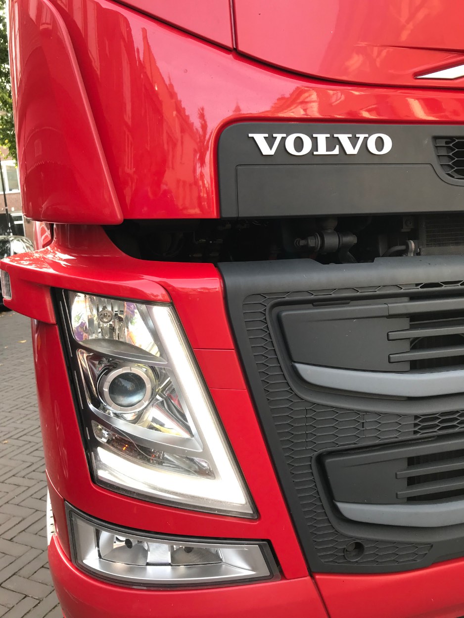 Solve 1742 Red Volvo Truck - 80 pieces jigsaw puzzle online with 80 pieces