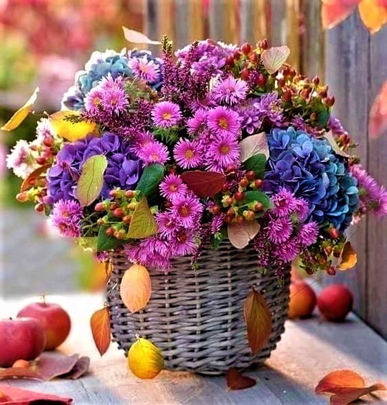 Solve Autumn flower basket jigsaw puzzle online with 64 pieces