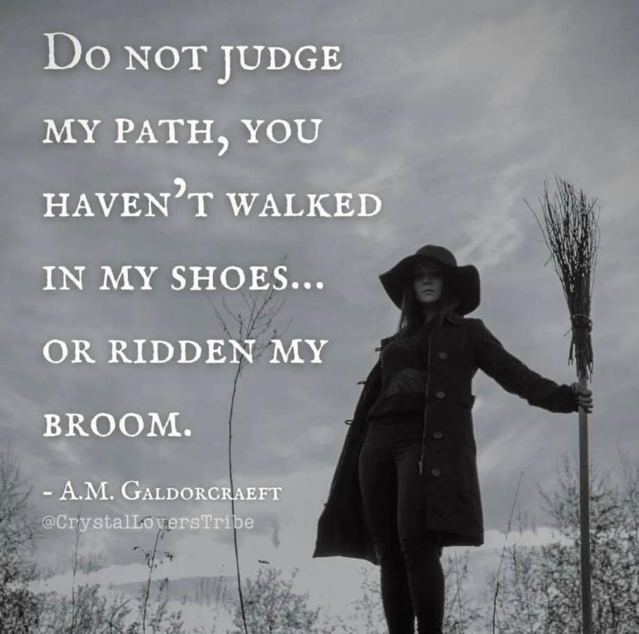 Solve Do not judge :-) jigsaw puzzle online with 16 pieces