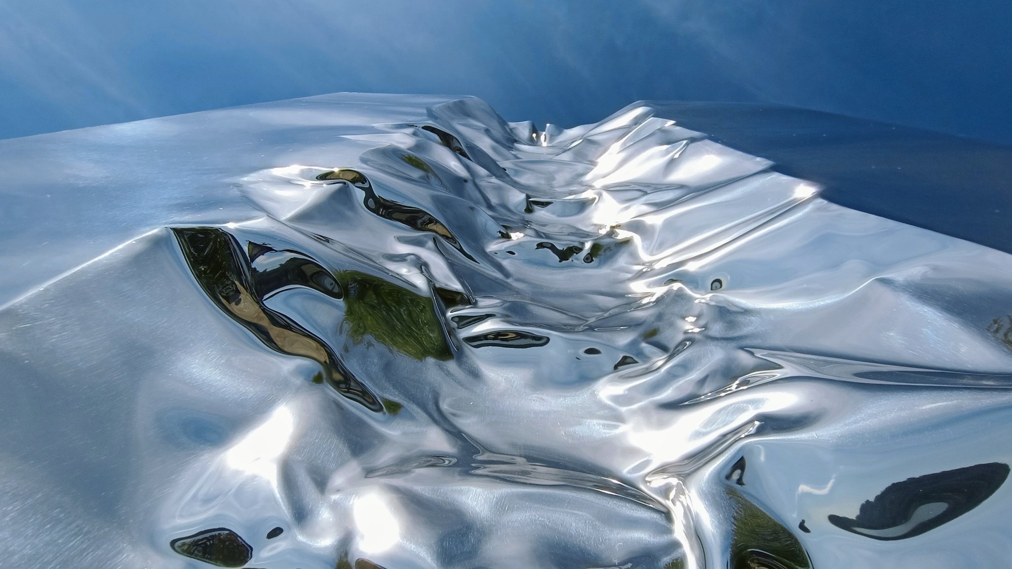 Solve View upwards at crumpled mirror wall. 🇮🇹 jigsaw puzzle online ...