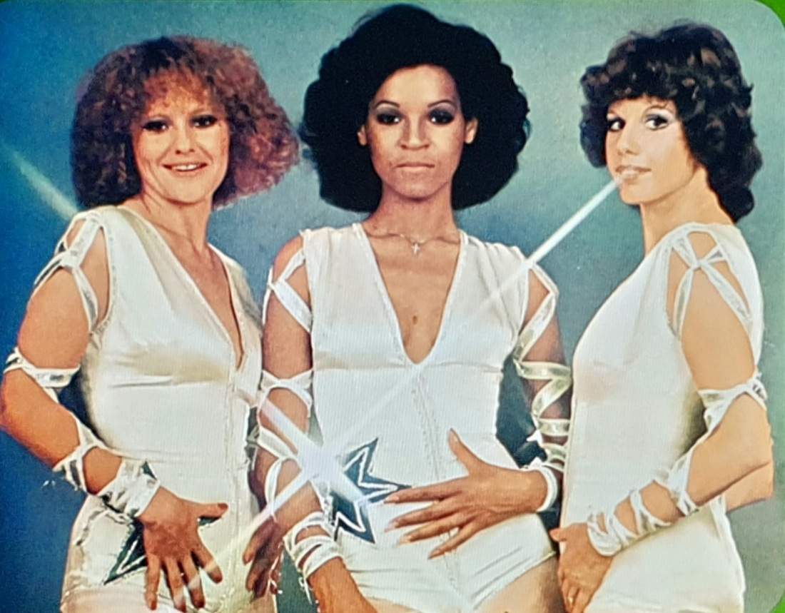 Solve FLY, ROBIN FLY 1975 jigsaw puzzle online with 30 pieces