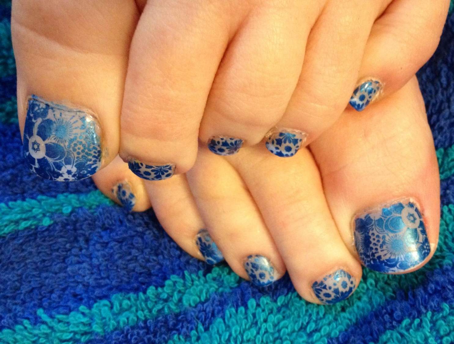 Solve FANCY TOE NAILS jigsaw puzzle online with 80 pieces