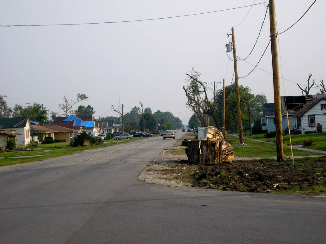 Solve Tornado Damage (clean up) jigsaw puzzle online with 30 pieces