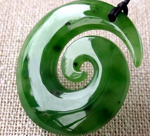 Puslespil | 16 brikker | Theme: Greenstone/pounamu | Jigidi