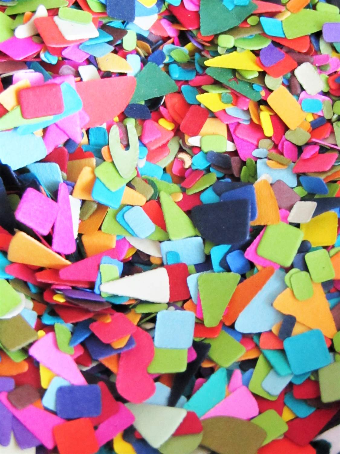 Solve Table confetti jigsaw puzzle online with 475 pieces