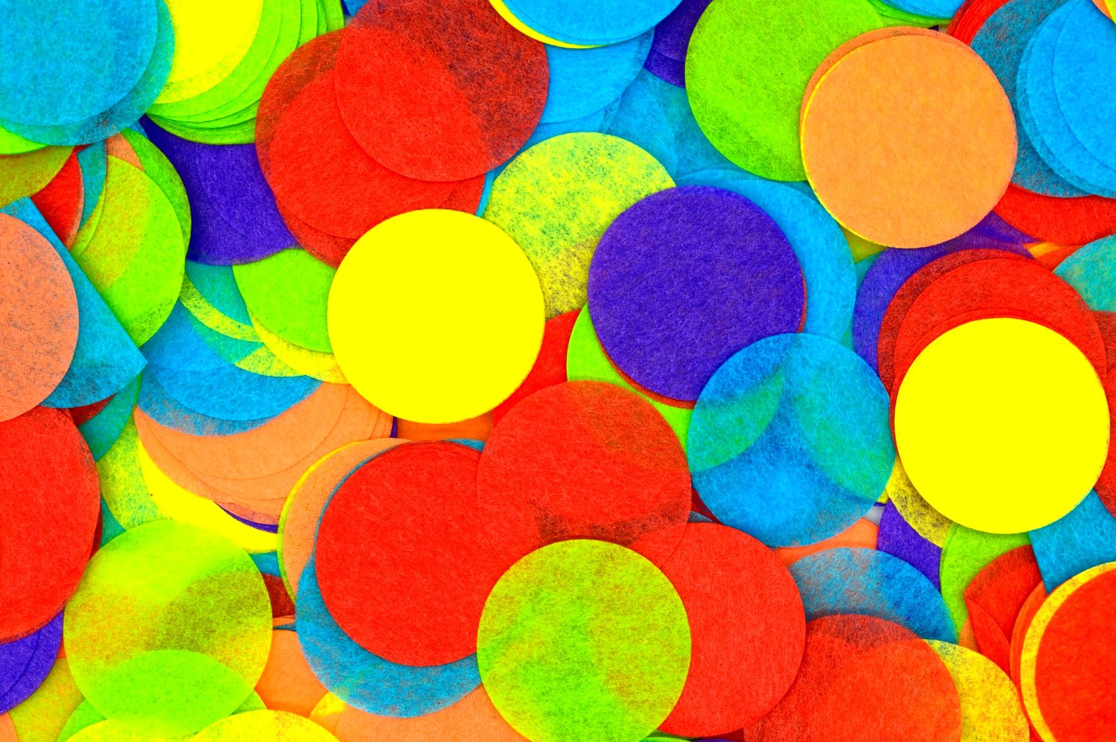 Solve mel-poole-TocLTCixeAw-unsplash_kindlephoto-162570760 circles jigsaw puzzle online with 40 ...