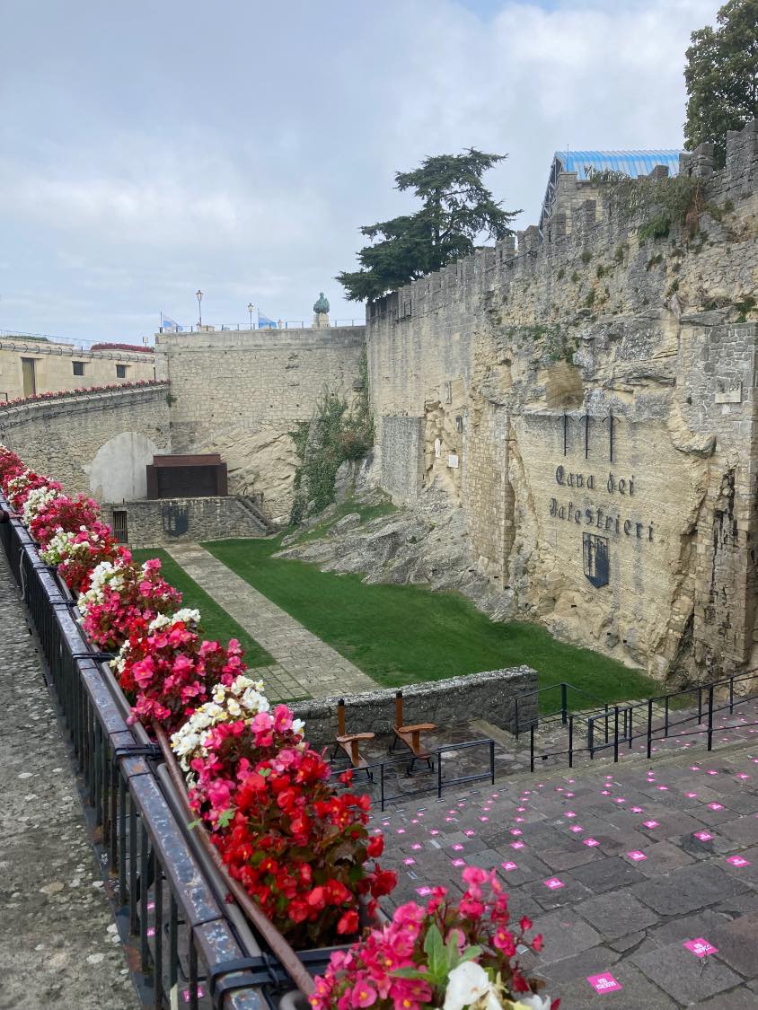 Solve San Mario, Italie jigsaw puzzle online with 63 pieces