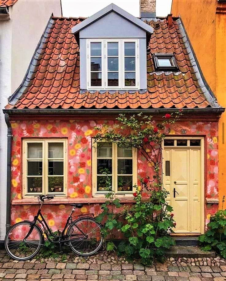 Solve Sweet, little home-Denmark🌸🌺🏵️ jigsaw puzzle online with 63 pieces