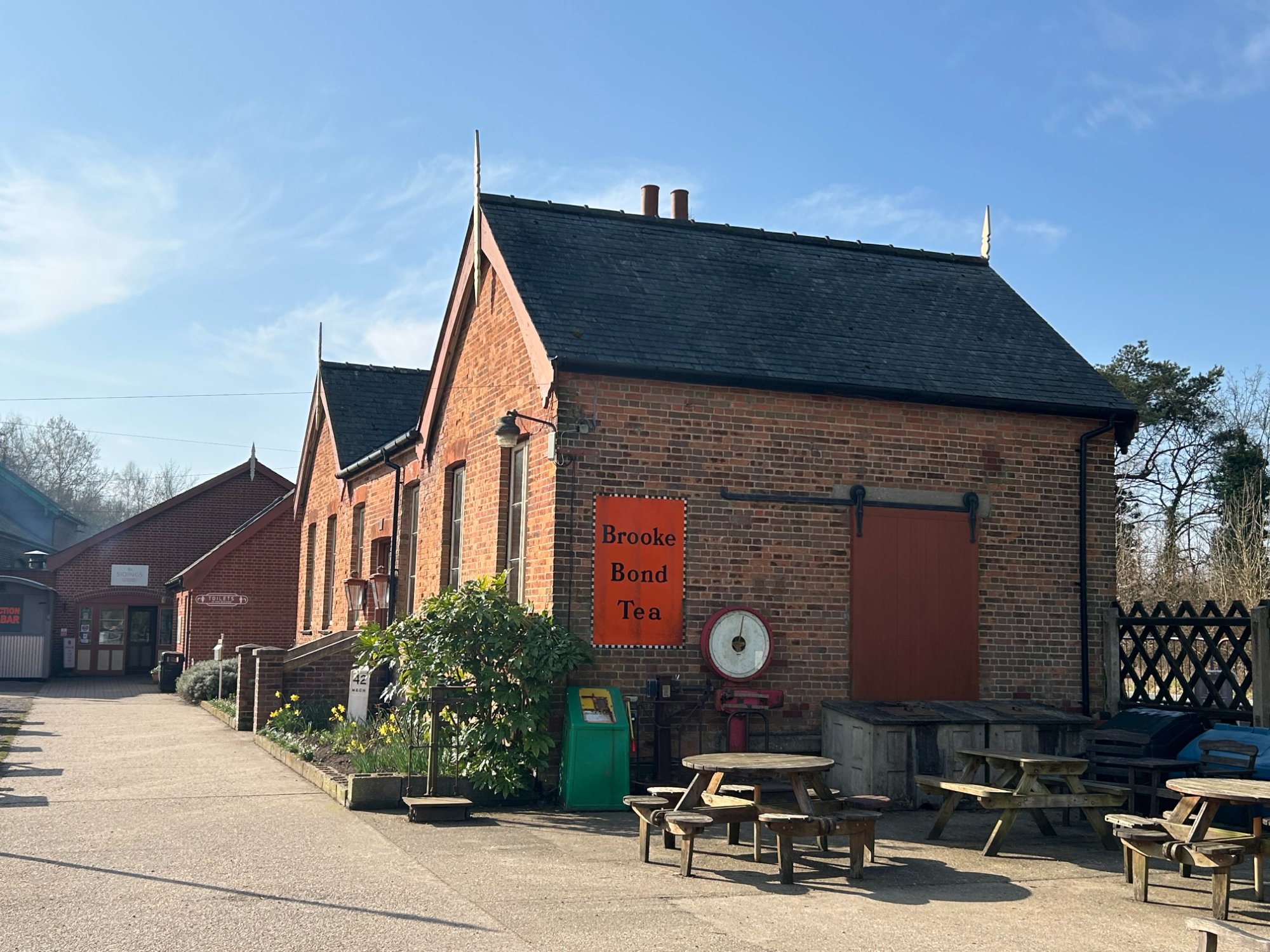 Solve Whitwell Station (Closer View) jigsaw puzzle online with 80 pieces