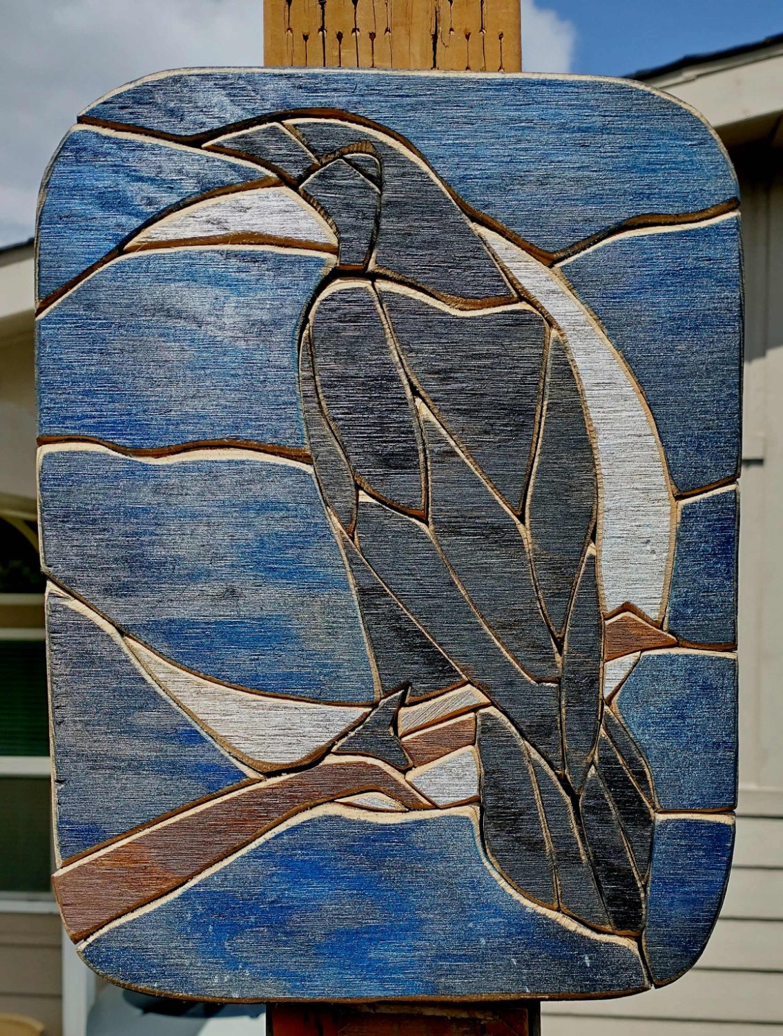 Solve Decorative yard art crow jigsaw puzzle online with 80 pieces