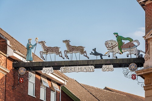 Solve DEREHAM TOWN SIGN jigsaw puzzle online with 40 pieces