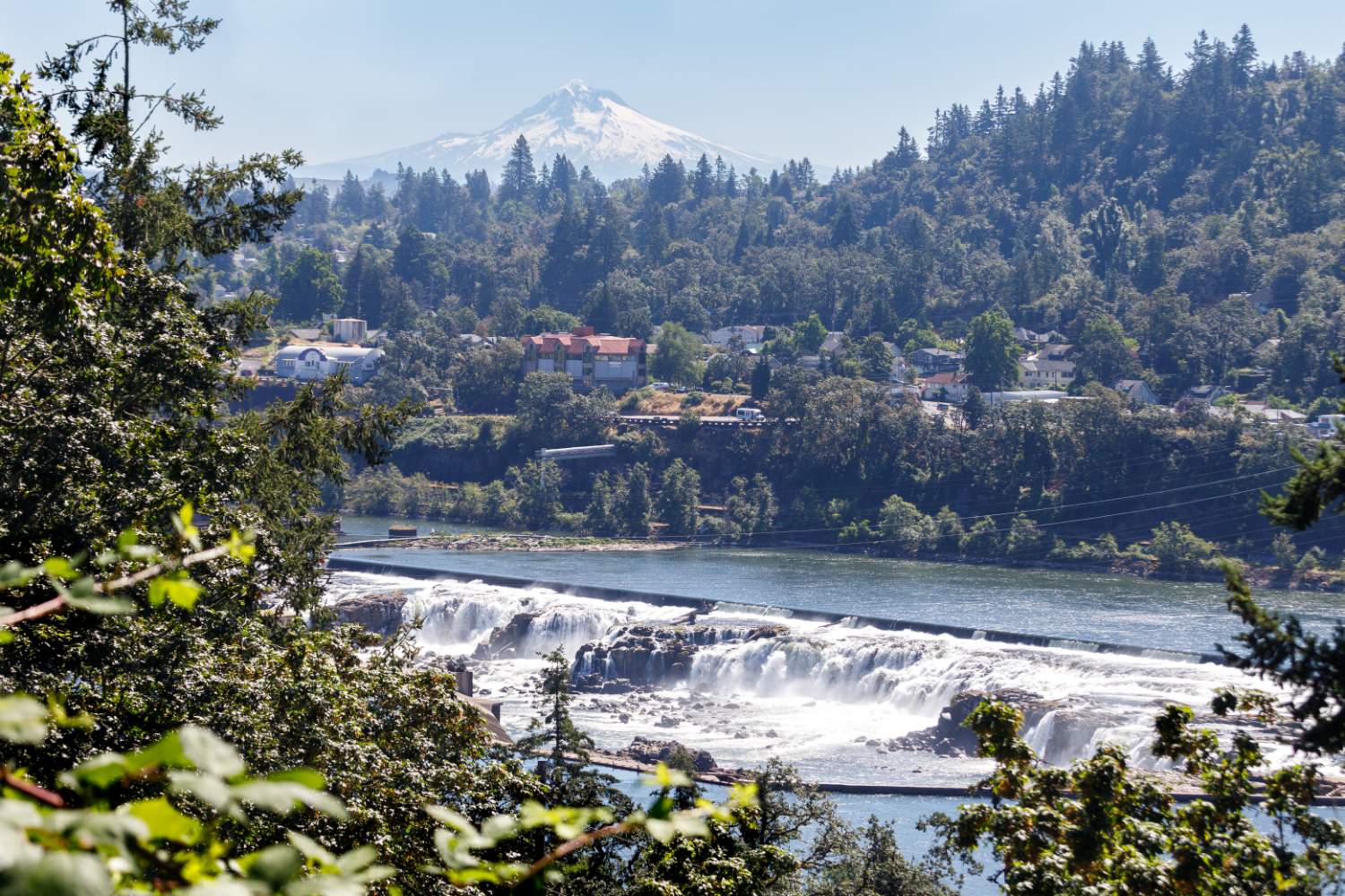 Solve OREGON'S WILLAMETTE FALLS jigsaw puzzle online with 96 pieces