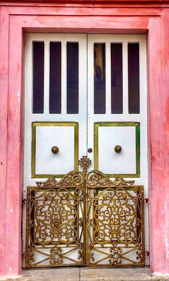 Solve BEAUTIFUL DOOR jigsaw puzzle online with 60 pieces