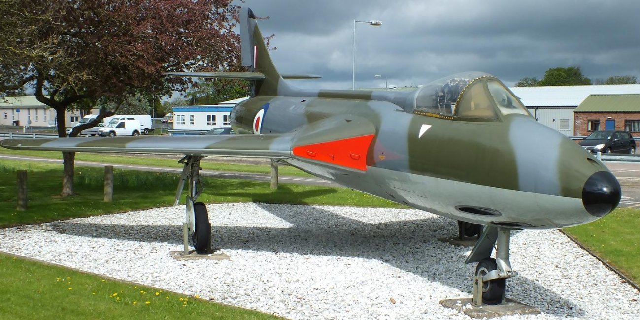 Solve Hawker Hunter F.1 jigsaw puzzle online with 162 pieces