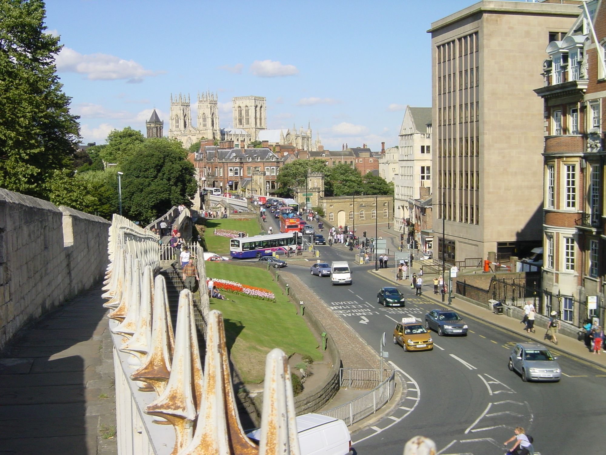 Solve Uk-York jigsaw puzzle online with 594 pieces