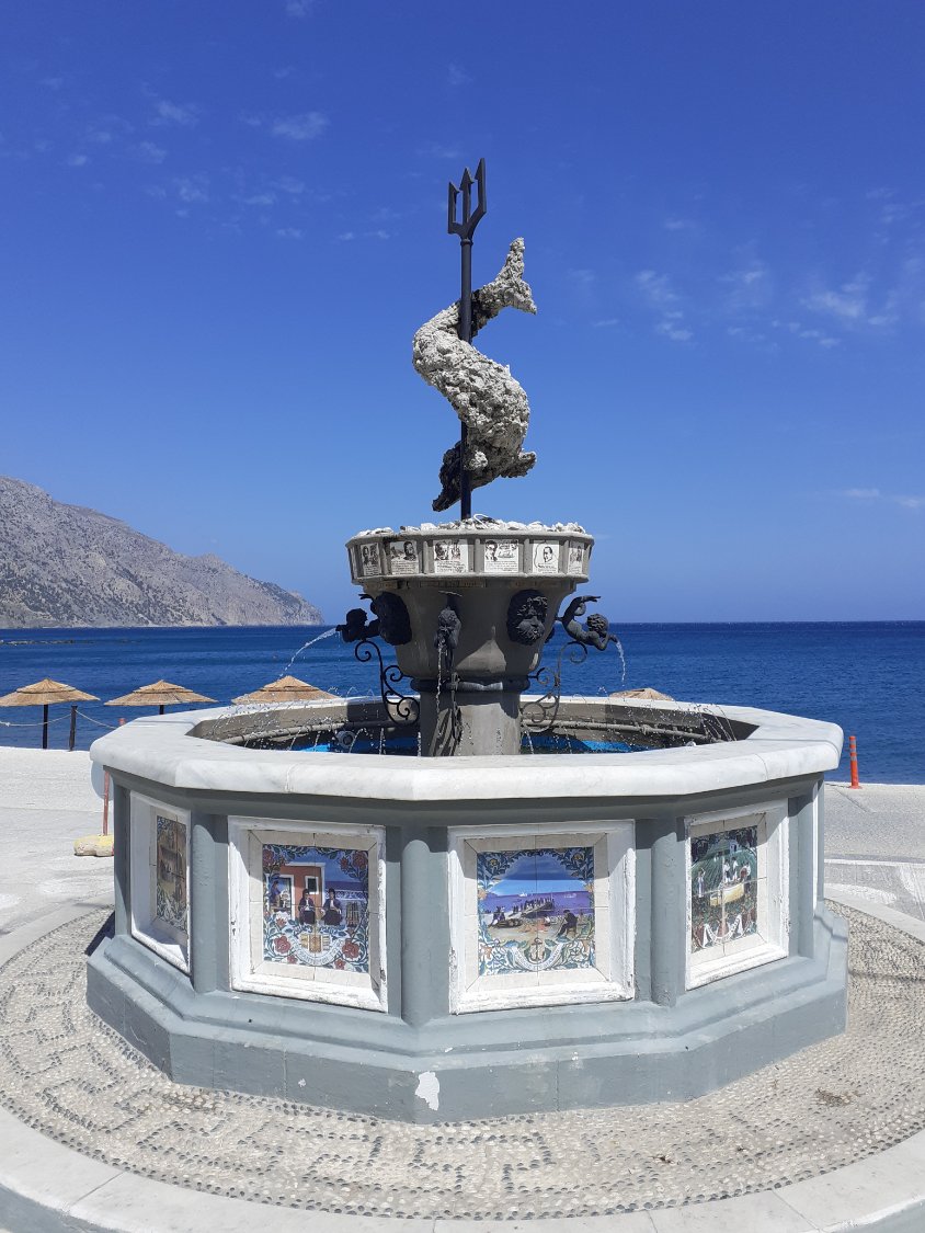 Solve Neptune Fountain, Diafani jigsaw puzzle online with 20 pieces