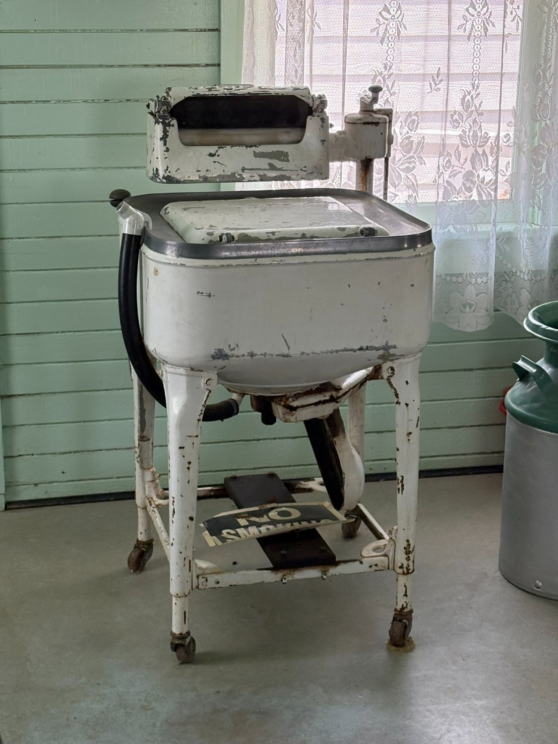 Solve old washing machine 065 jigsaw puzzle online with 63 pieces