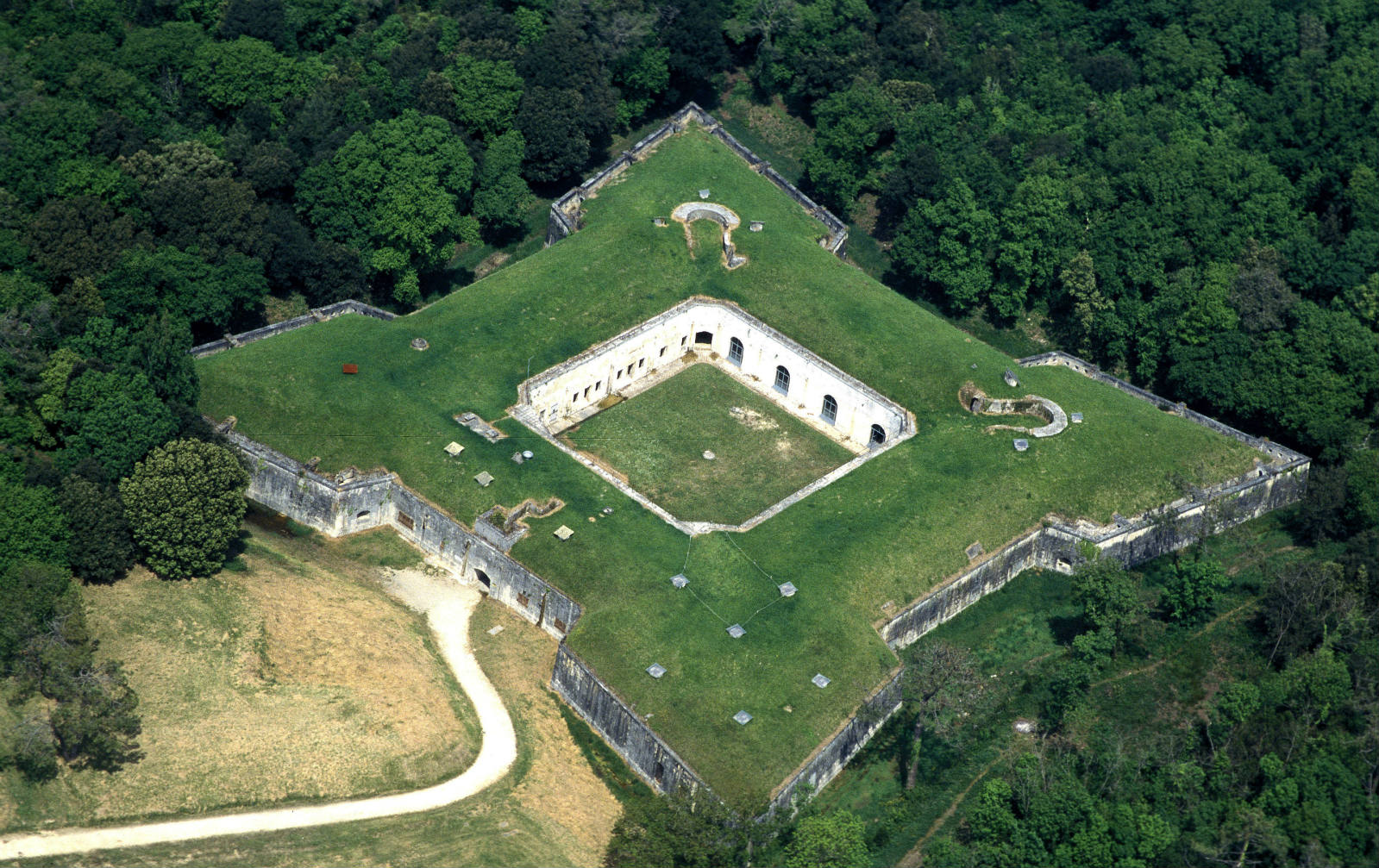 Solve l'invisible jigsaw puzzle online with 260 pieces