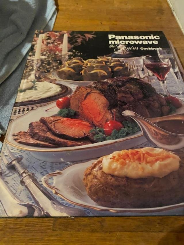 Solve Panasonic Microwave cookbook jigsaw puzzle online with 20 pieces