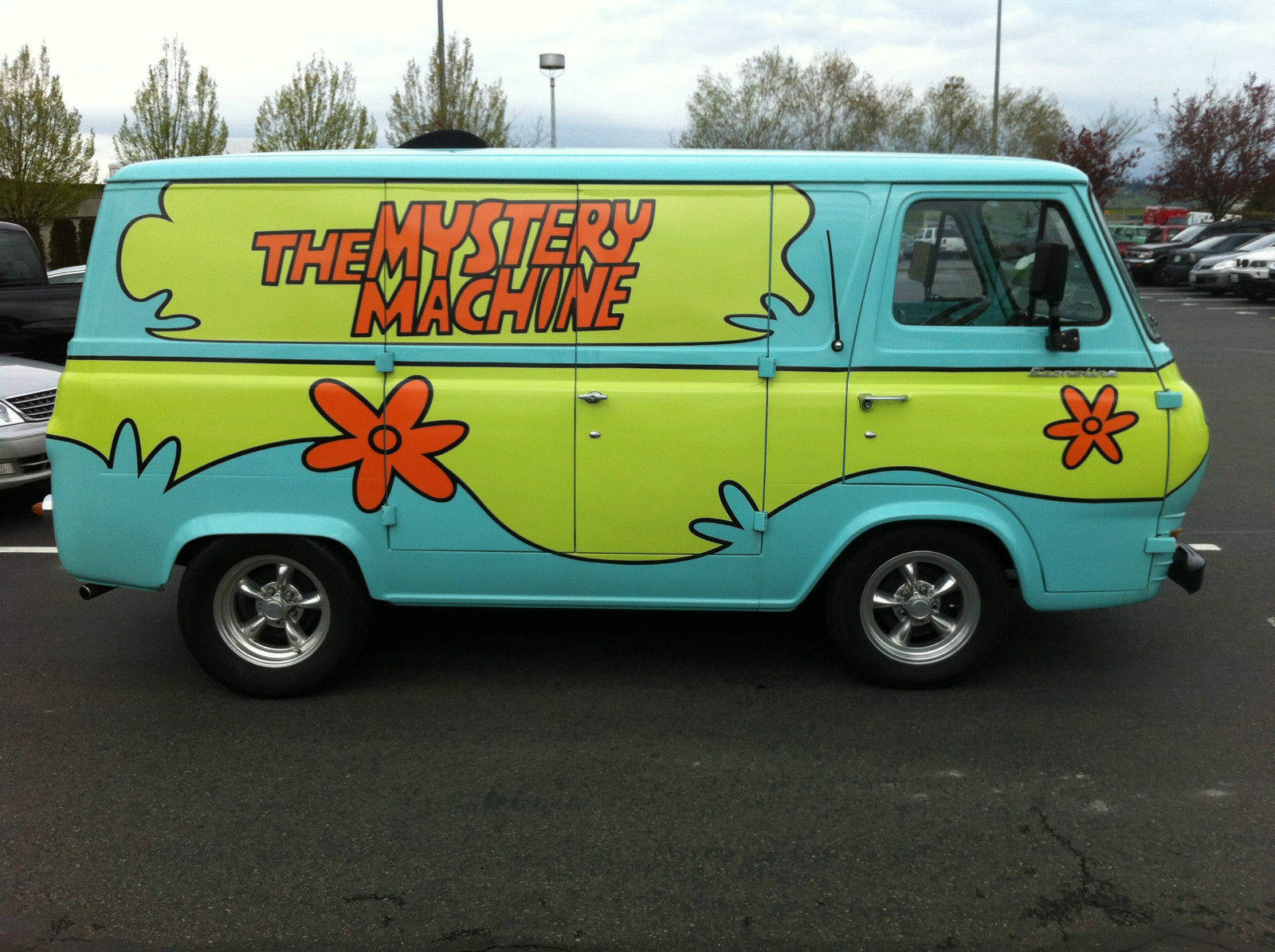 Solve mystery machine jigsaw puzzle online with 432 pieces