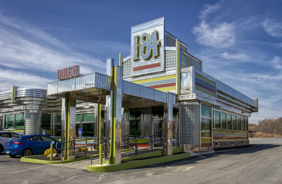 Solve I-84 Diner, Fishkill, New York jigsaw puzzle online with 77 pieces