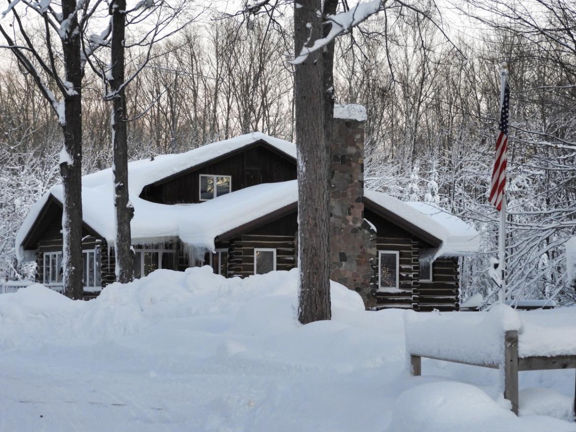 Solve A log home jigsaw puzzle online with 20 pieces