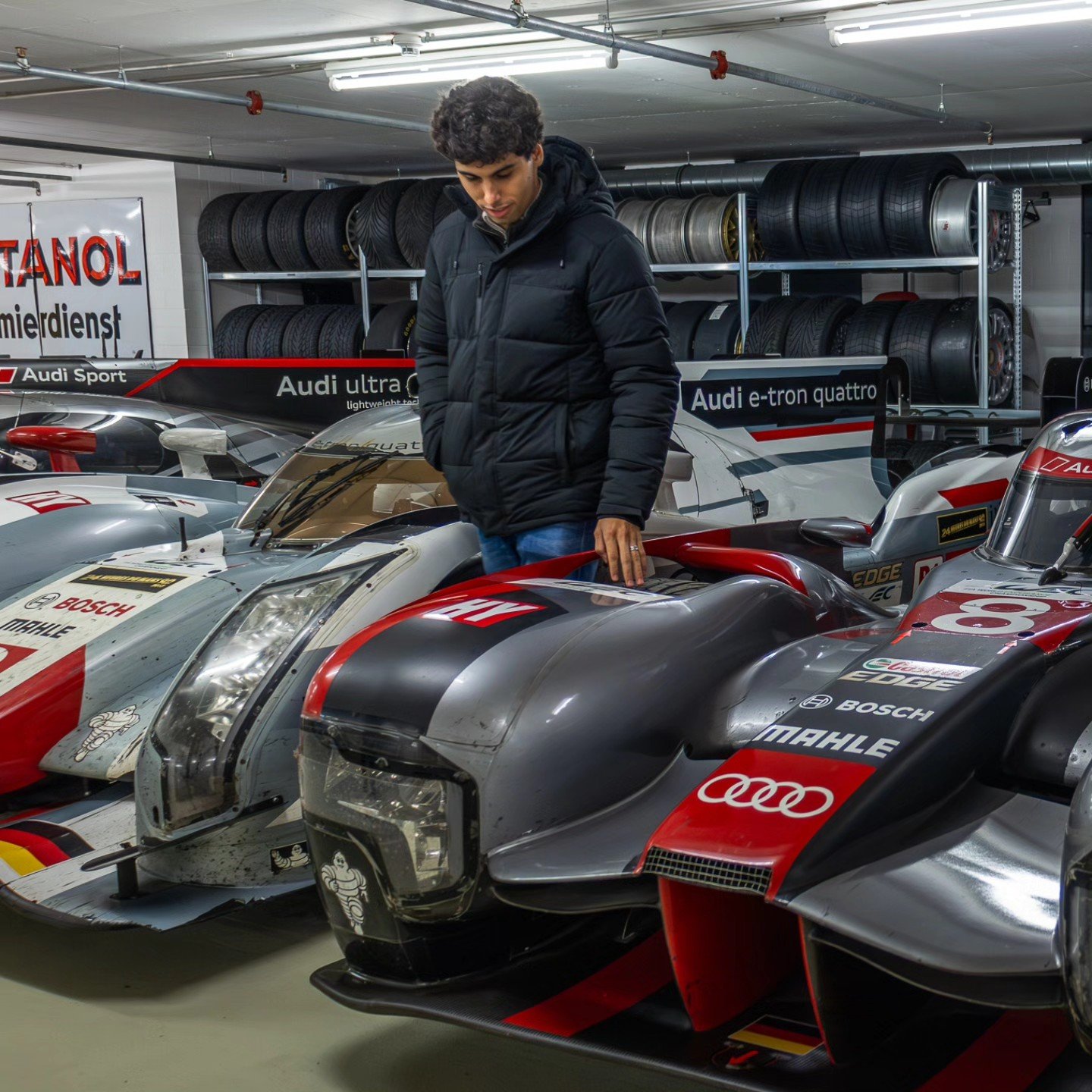 Solve AUDI F1 Team jigsaw puzzle online with 196 pieces