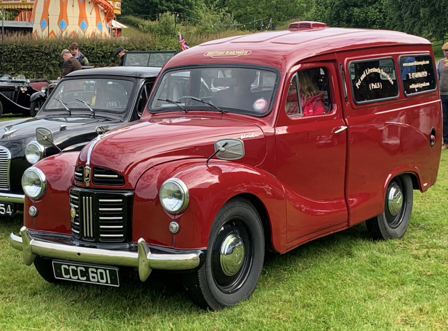 Solve 1954 Austin A40 Countryman jigsaw puzzle online with 35 pieces