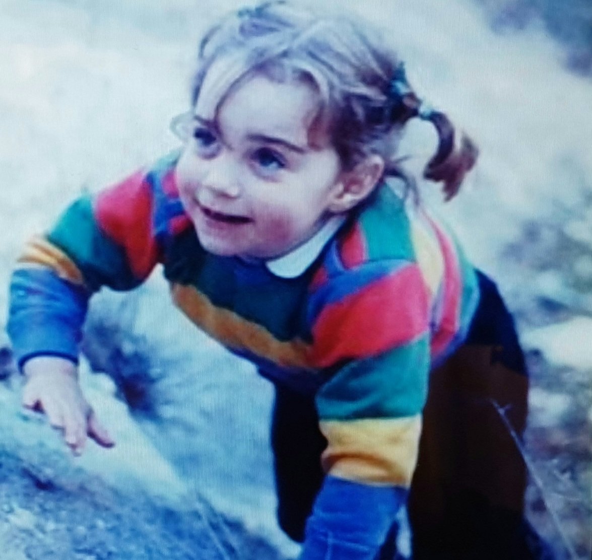 Jigsaw Puzzle | 25 pieces | YOUNG GIRL...CAN YOU GUESS? | Jigidi