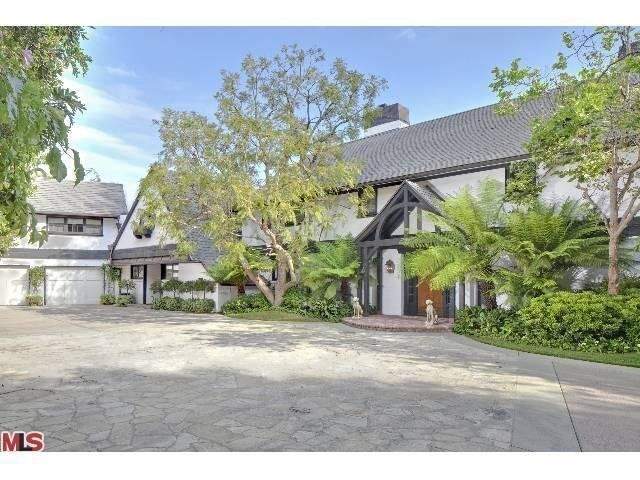 Solve cleb bob newhart house jigsaw puzzle online with 88 pieces