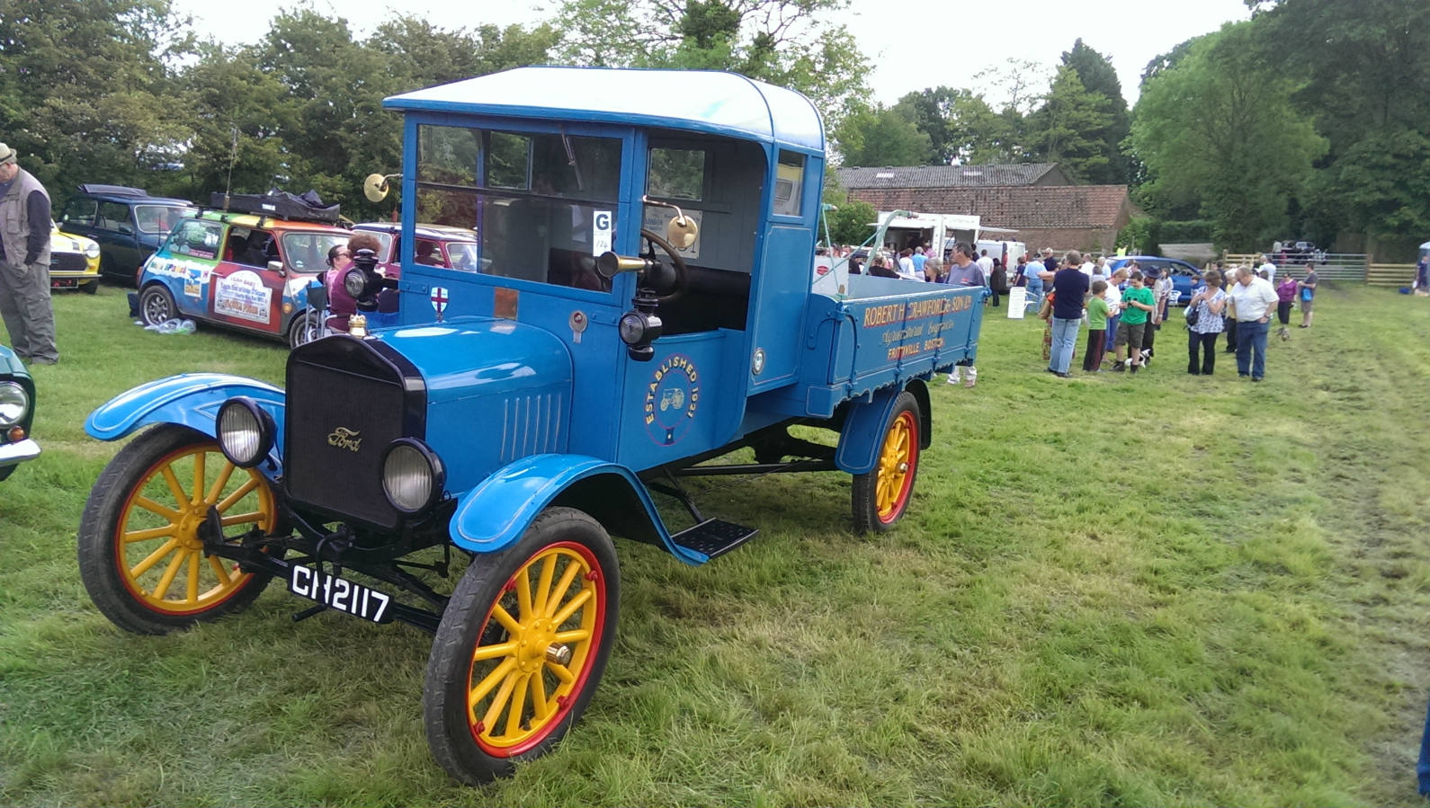 Solve Old blue truck jigsaw puzzle online with 144 pieces