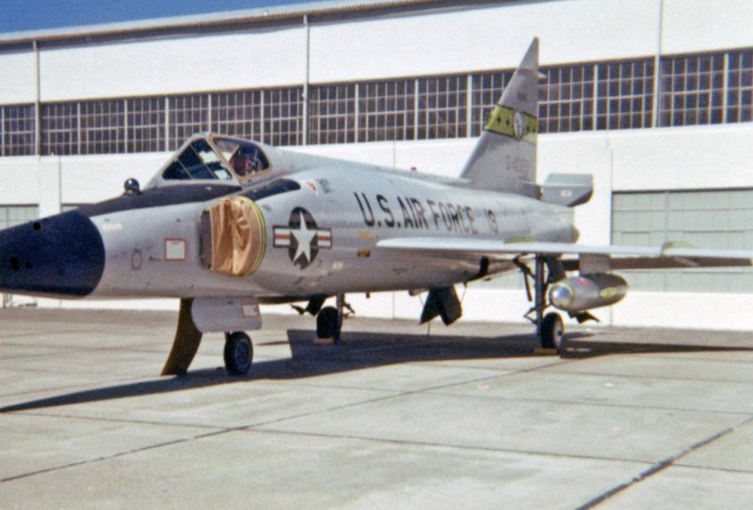 Solve Convair F-102 Delta Dagger jigsaw puzzle online with 96 pieces