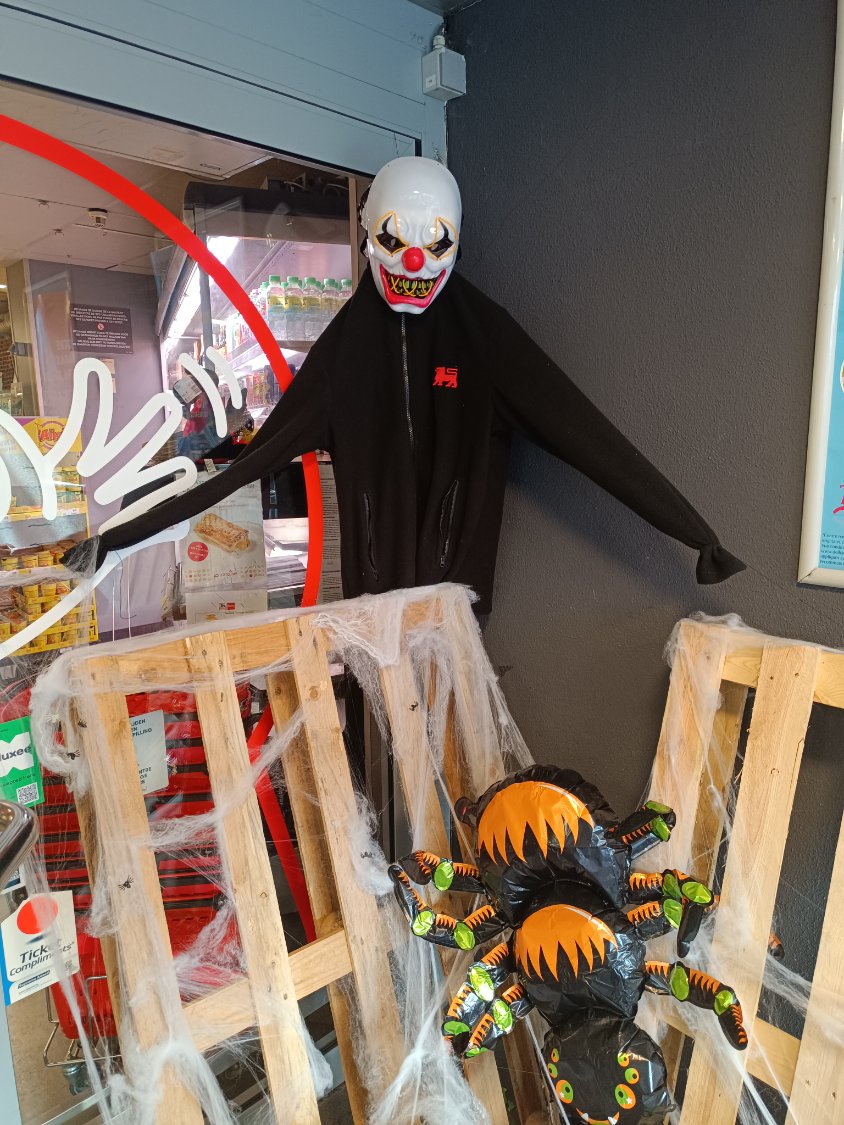 Solve The greeter at Delhaize :) For Halloween jigsaw puzzle online ...