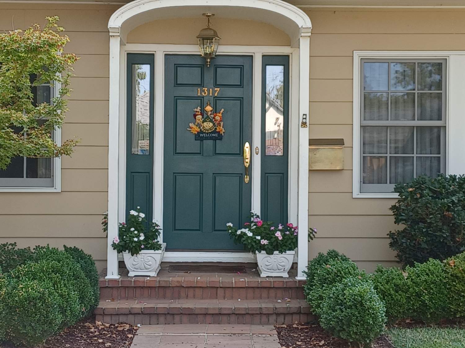 Solve Curb Appeal - Sacramento style. jigsaw puzzle online with 88 pieces