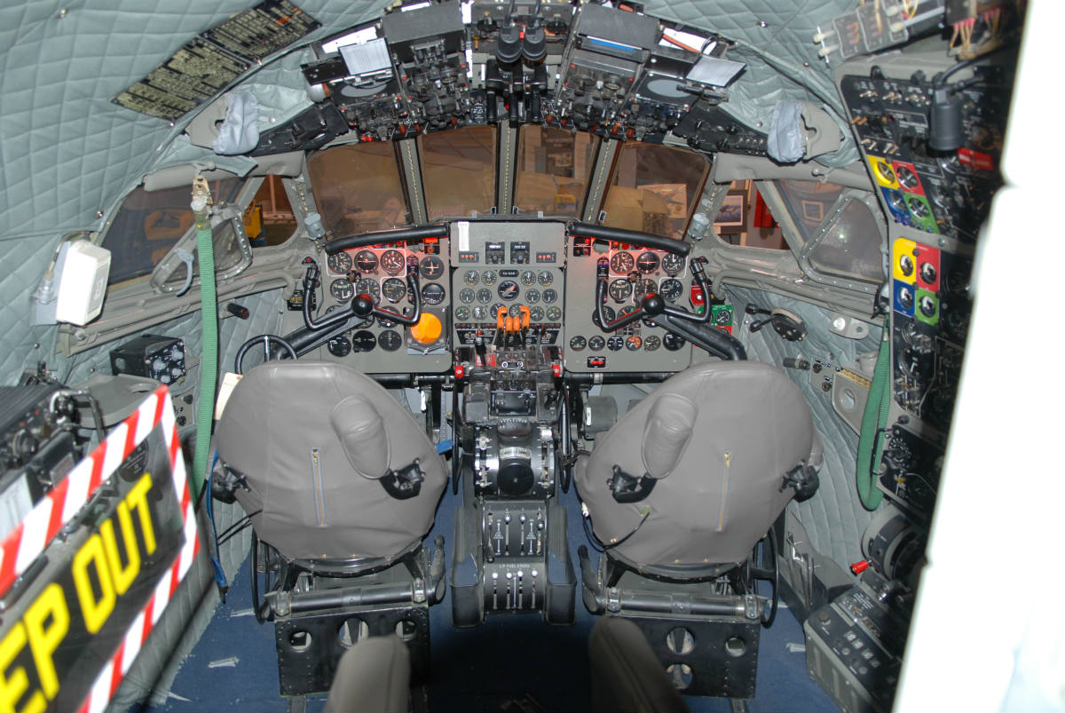 Solve DeHavilland Comet flight deck jigsaw puzzle online with 96 pieces