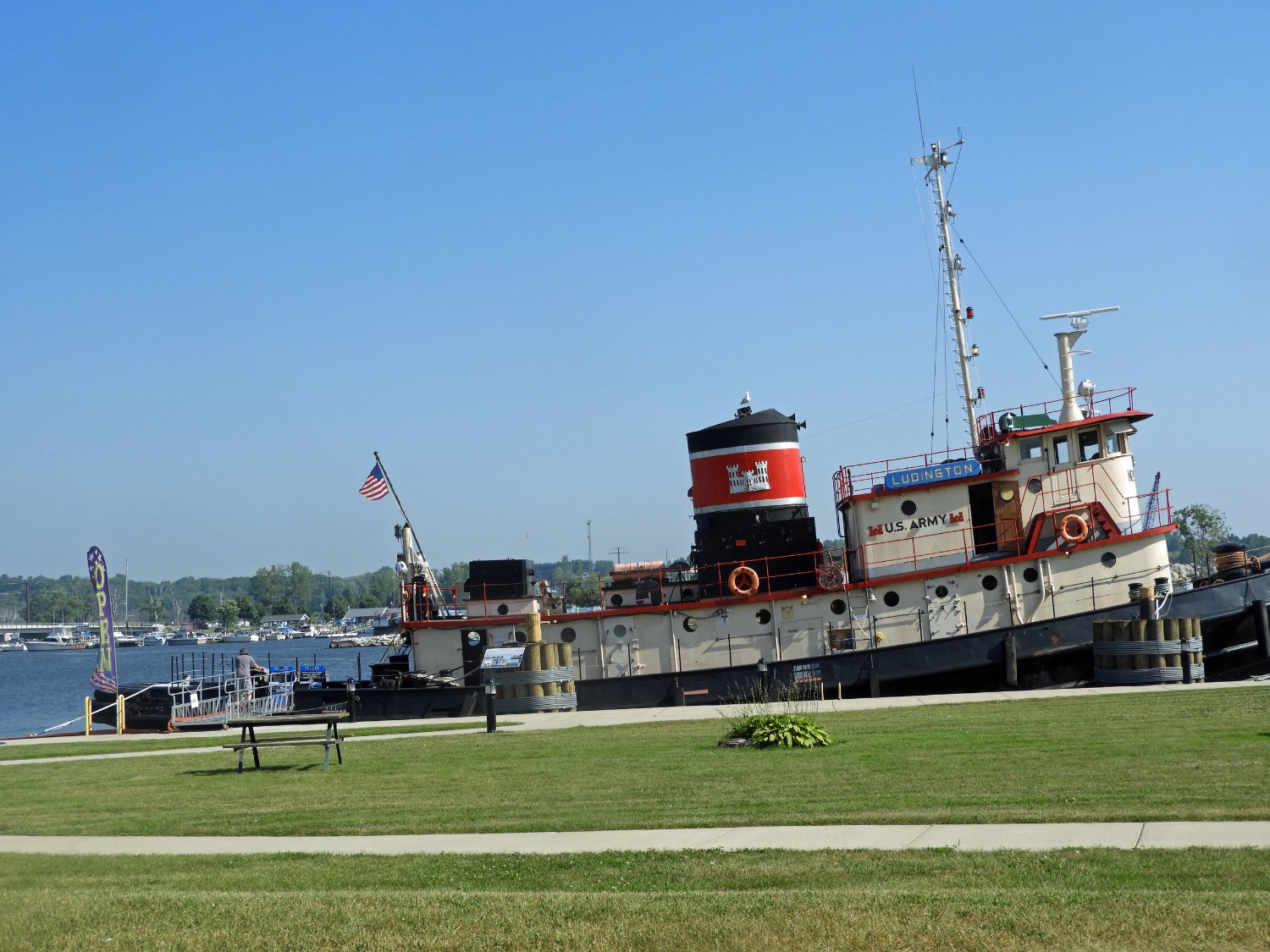 Solve US Army tugboat jigsaw puzzle online with 20 pieces